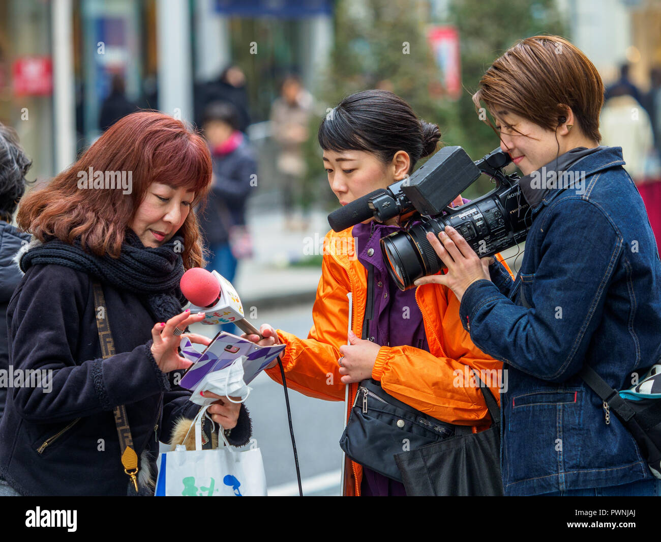 Ginza shopper video hi-res stock photography and images - Alamy