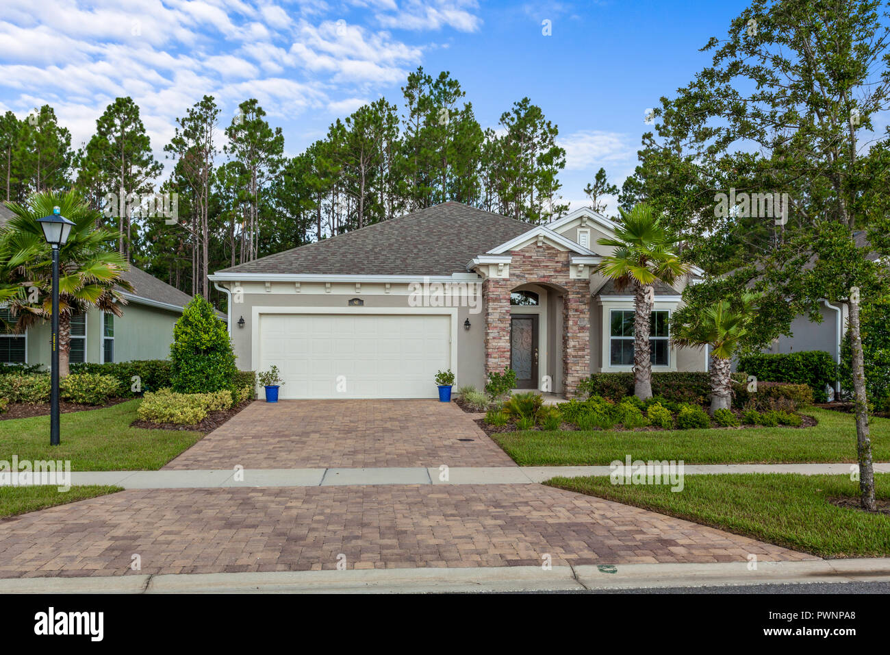 Modern house florida exterior hi-res stock photography and images - Alamy