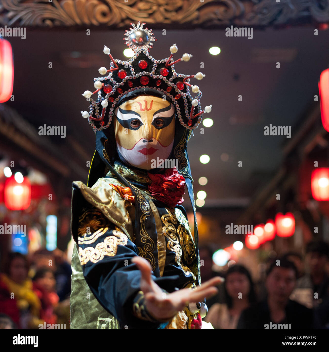 Chengdu, Chengdu, China. 17th Oct, 2018. Chengdu, CHINA-Folk artists ...