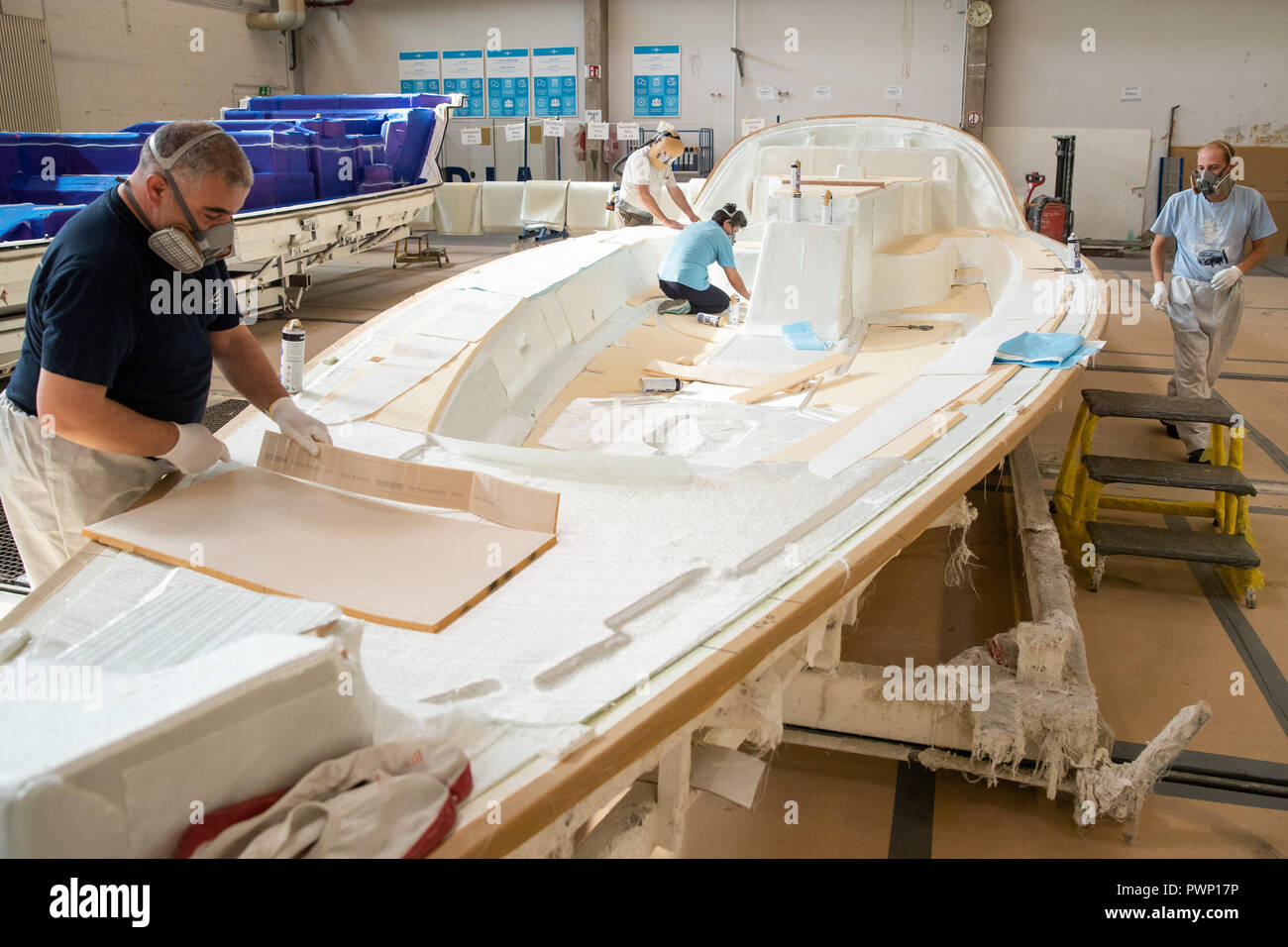 Giebelstadt, Bavaria. 17th Oct, 2018. Employees of the Bavarian boat ...