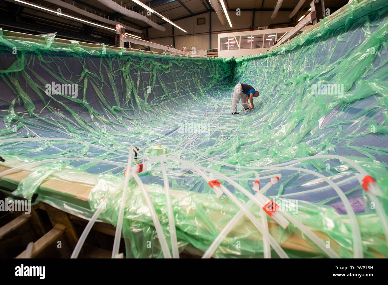 Giebelstadt, Bavaria. 17th Oct, 2018. An employee of the Bavarian boat ...