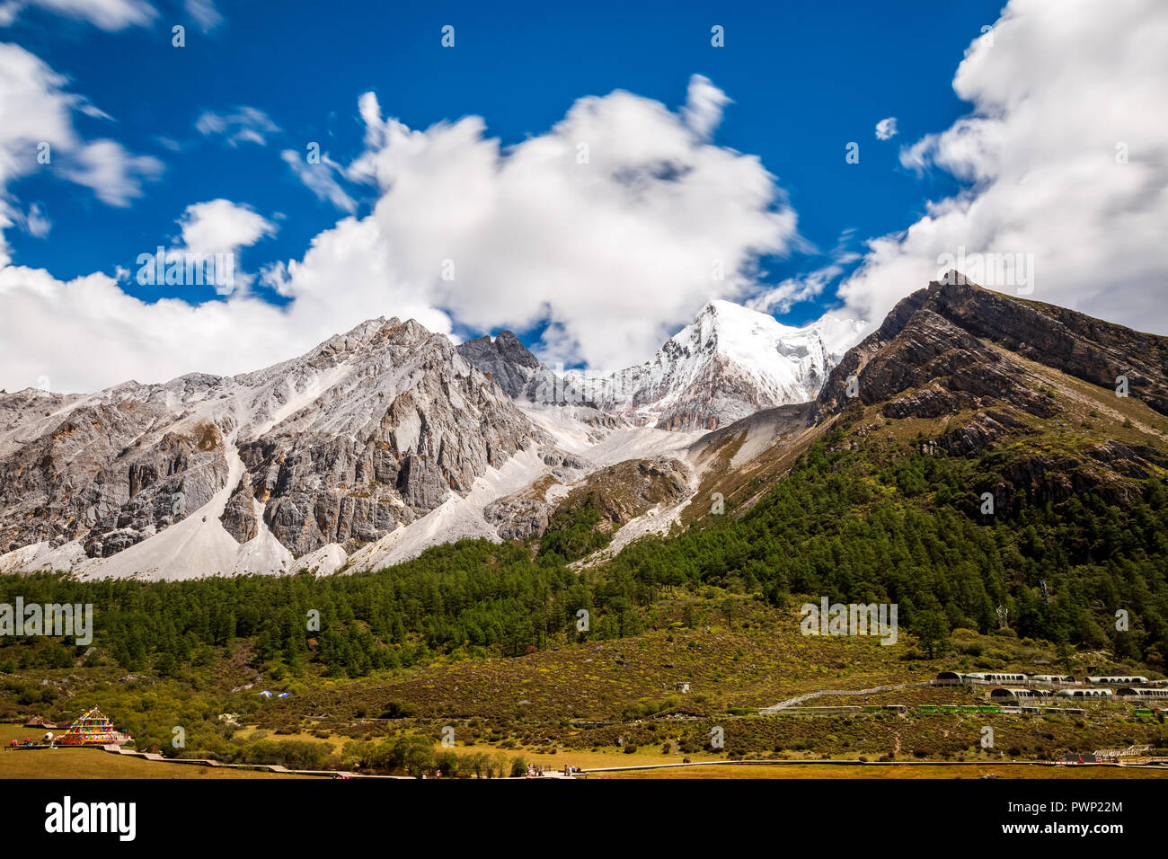 Sichuan, Sichuan, China. 17th Oct, 2018. Sichuan, CHINA-The Yading ...