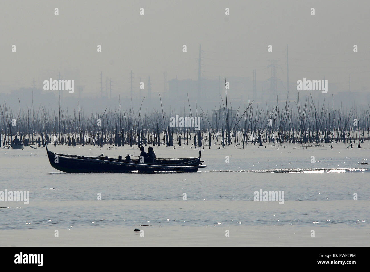 Cavite Province, Philippines. 17th Oct, 2018. Fishermen catch fish in ...
