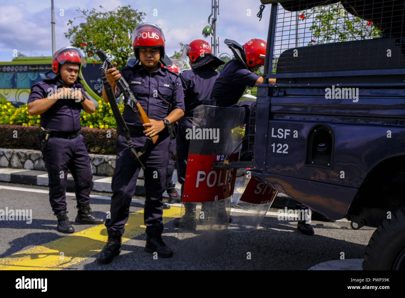 Malaysian police federal reserve unit hi-res stock photography and ...