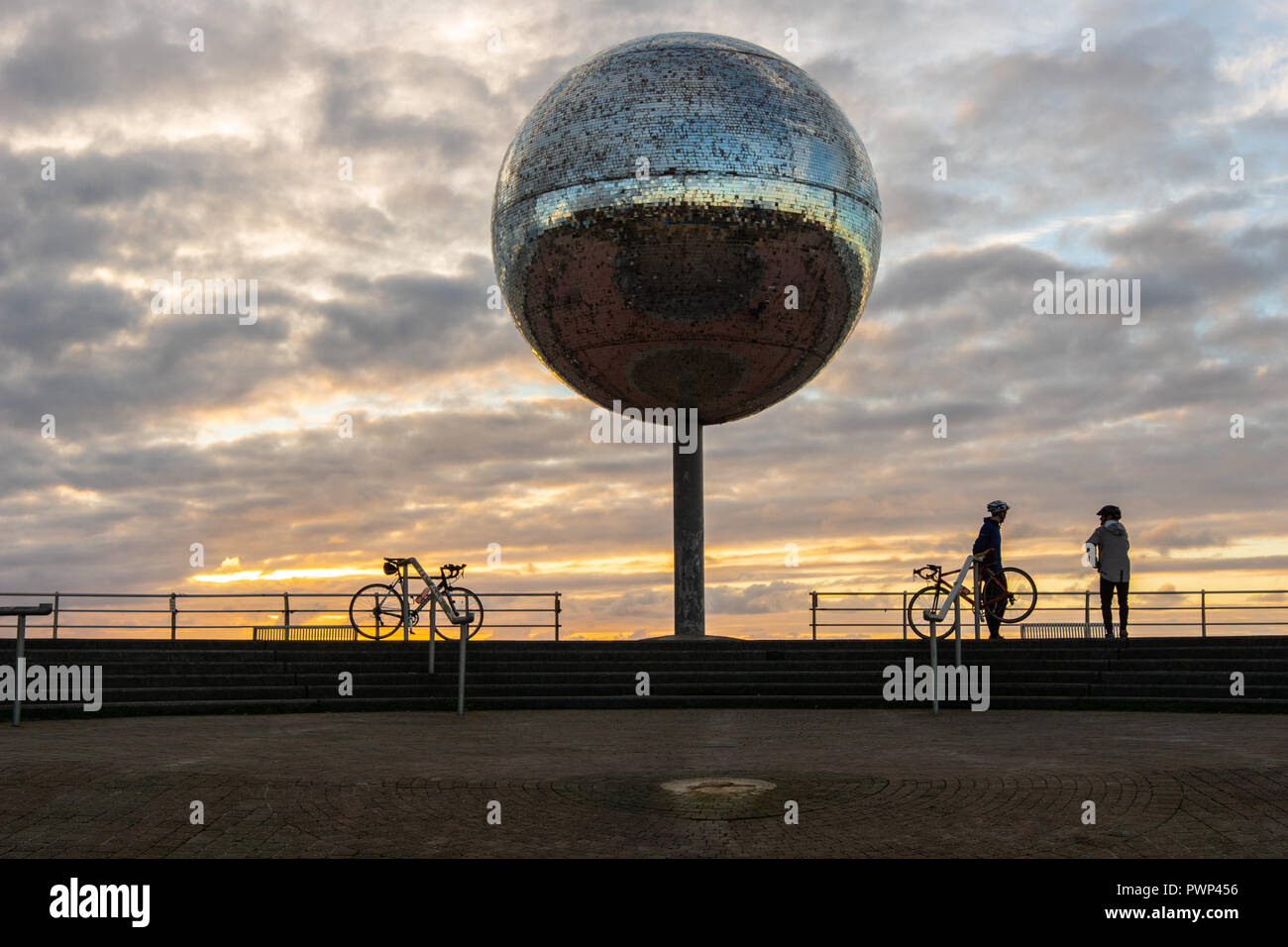 Blackpool, UK. 17th Oct, 2018. Weather news. A beautiful end to the day ...