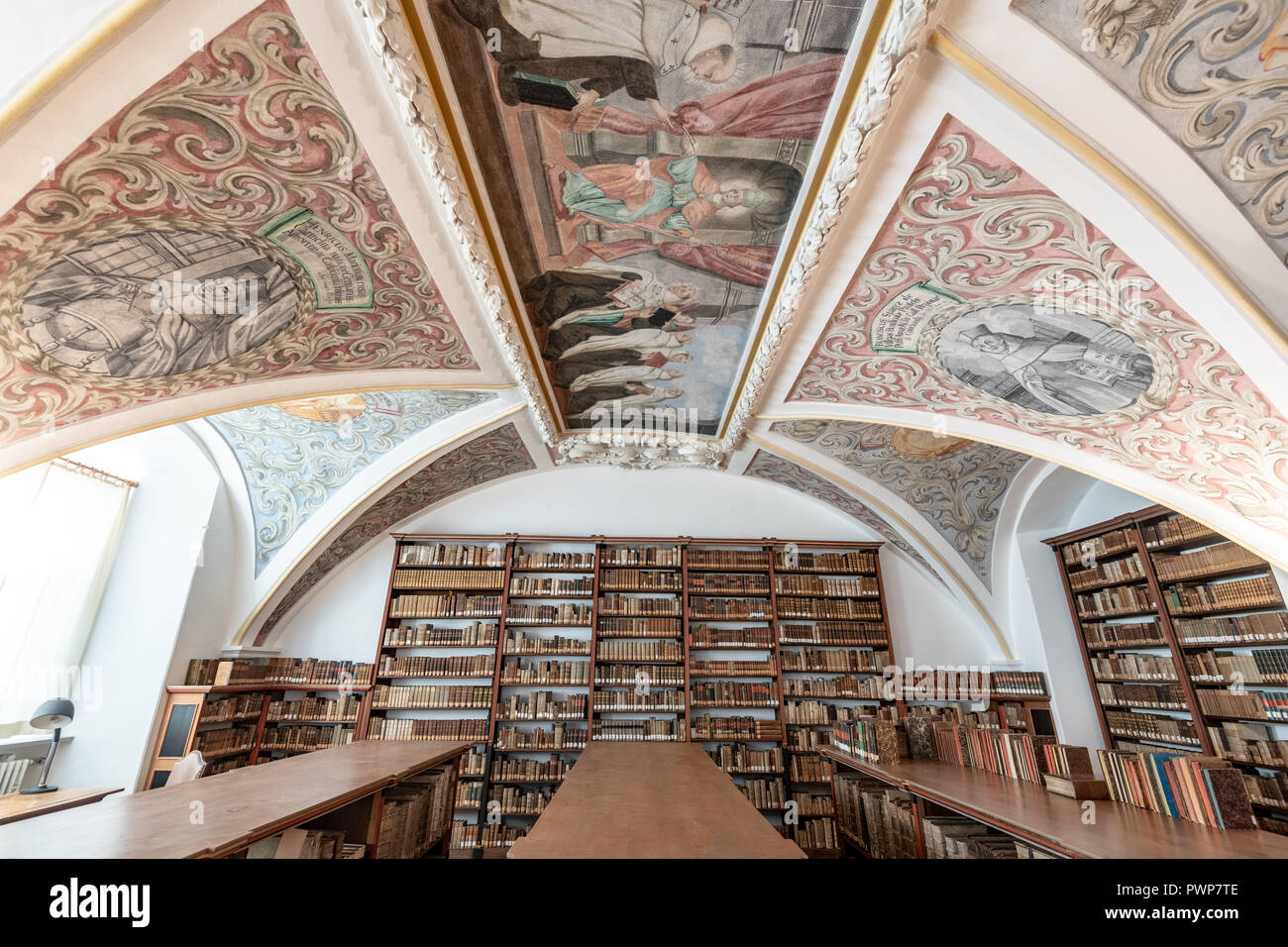 Straubing, Germany. 10th Oct, 2018. The library at the Carmelite ...