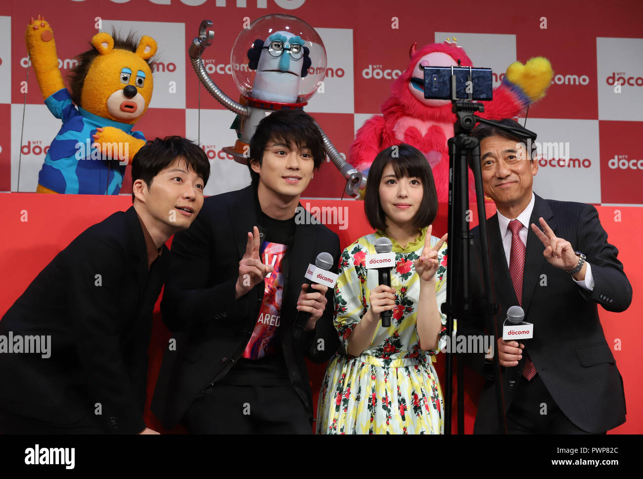 Tokyo, Japan. 17th Oct, 2018. (L-R) Japanese singer Gen Hoshino, actor ...