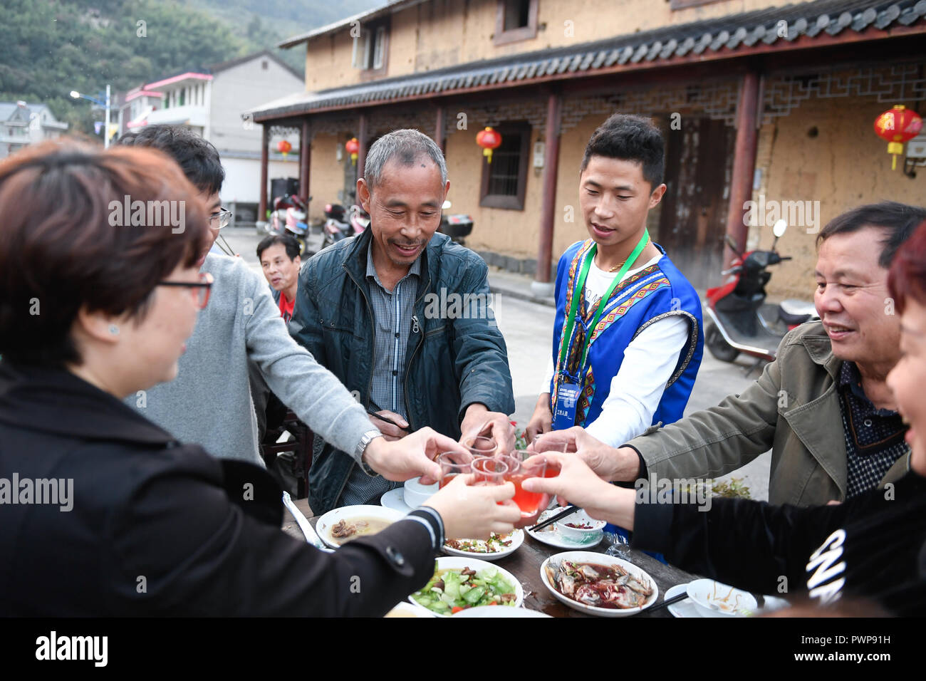 Tonglu, China's Zhejiang Province. 17th Oct, 2018. Local residents and ...