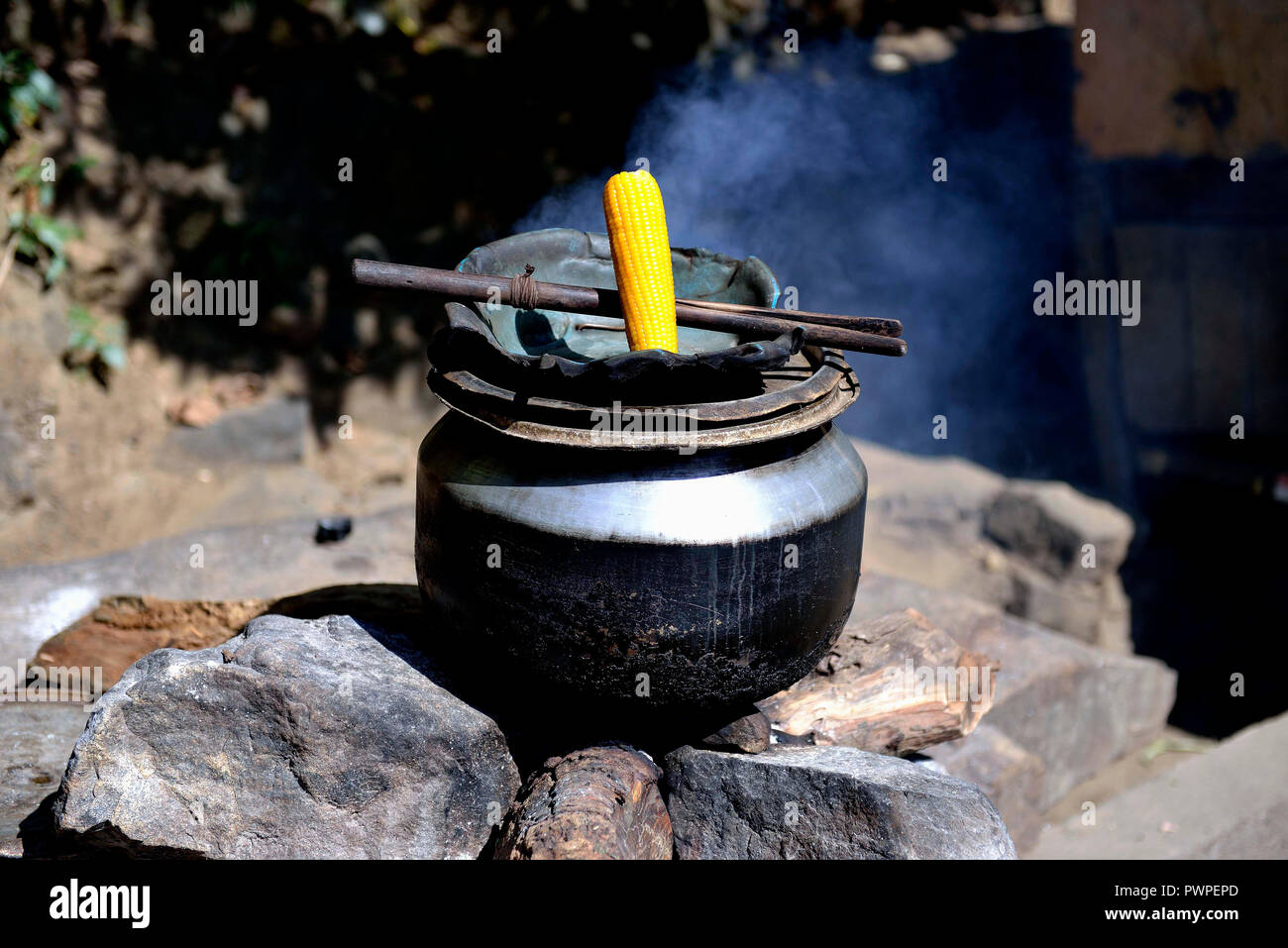 Sri Lanka. Ella region, cooking corn for tourists Stock Photo - Alamy