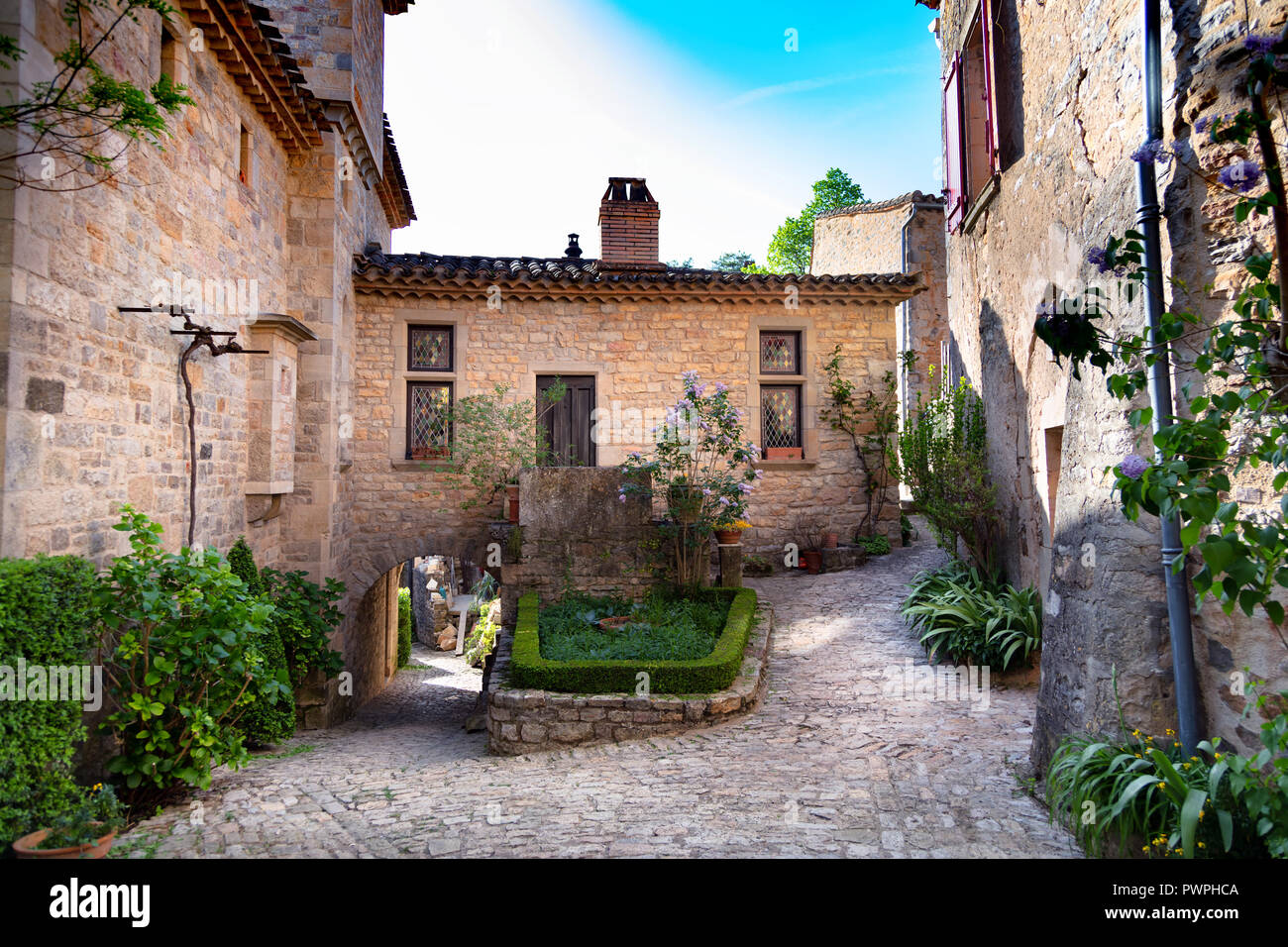 Lane in the village of Bruniquel, Tarn, Midi-Pyrenees, Occitanie ...