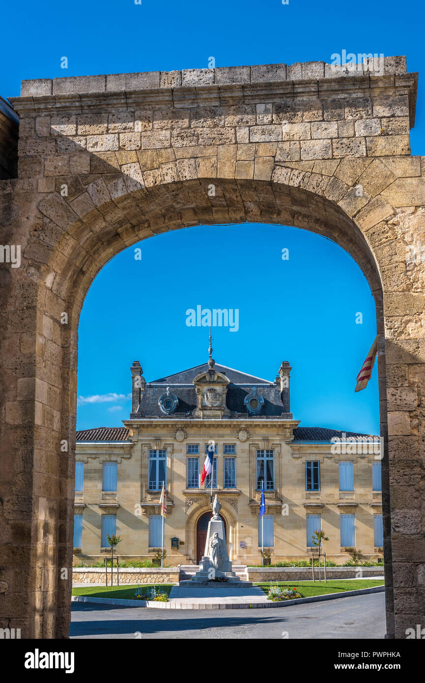 France, Gironde, Rions, main entrance to the medieval citadel and town ...