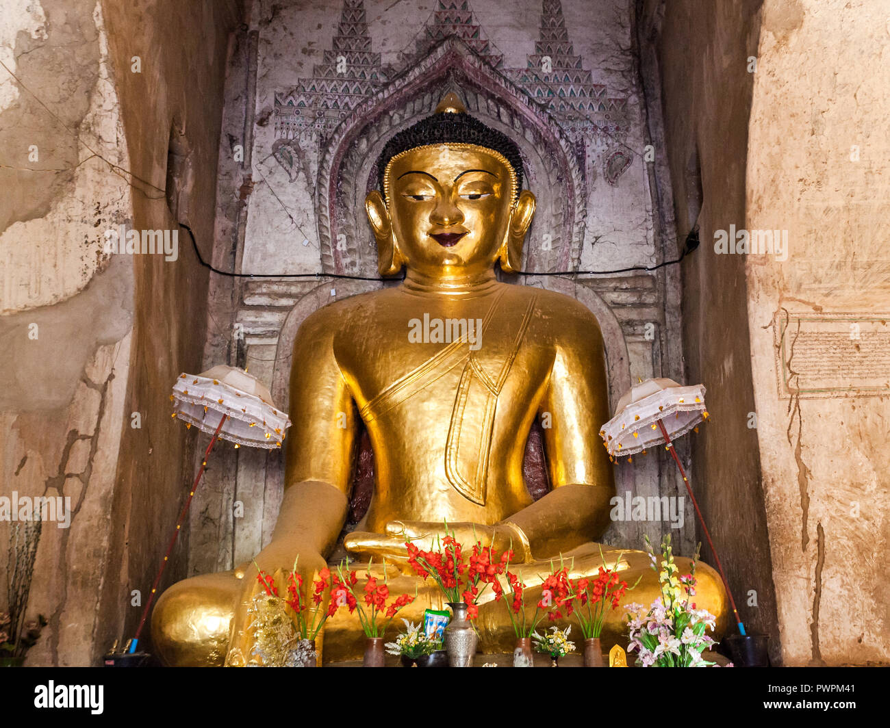 Myanmar bagan golden buddha statue hi-res stock photography and images ...