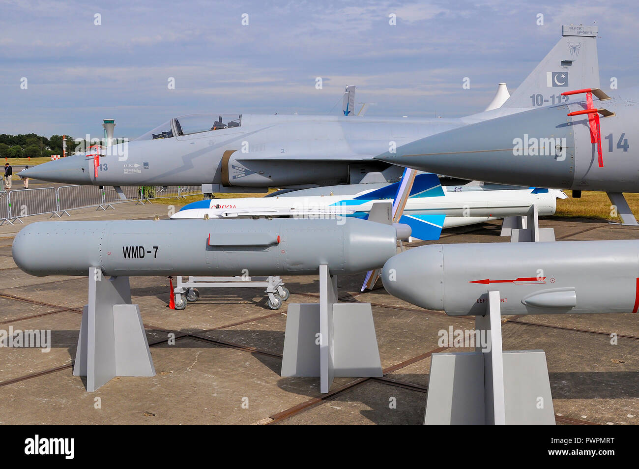 PAC JF-17 Thunder CAC FC-1 Xiaolong (Fierce Dragon) jet fighter plane ...