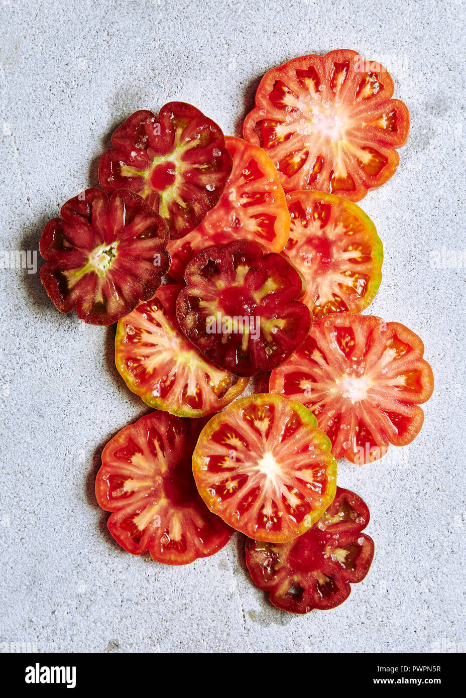 Heirloom tomato slices hi-res stock photography and images - Alamy