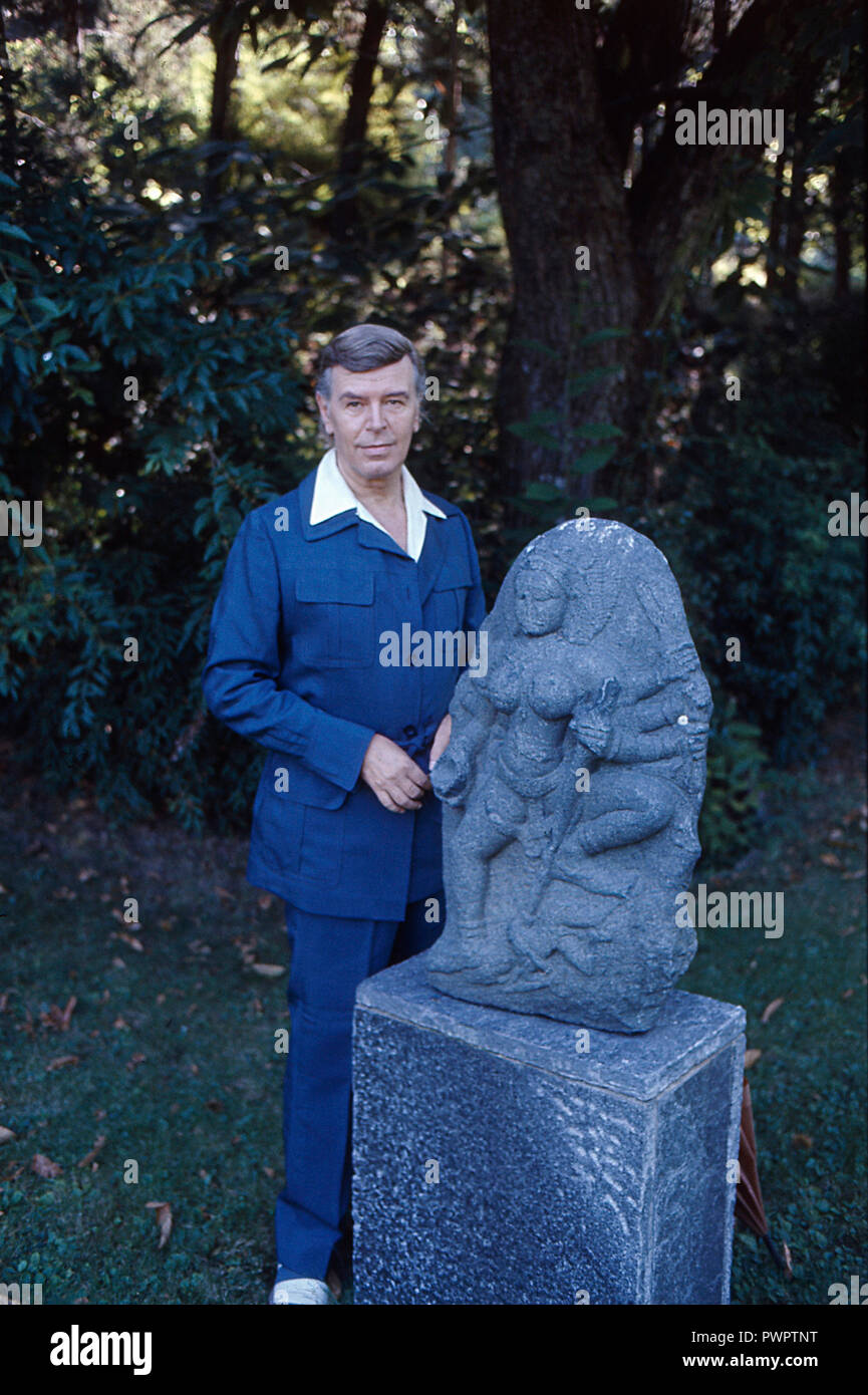 O. W. Fischer, österreichischer Schauspieler in seinem Garten, Schweiz ...