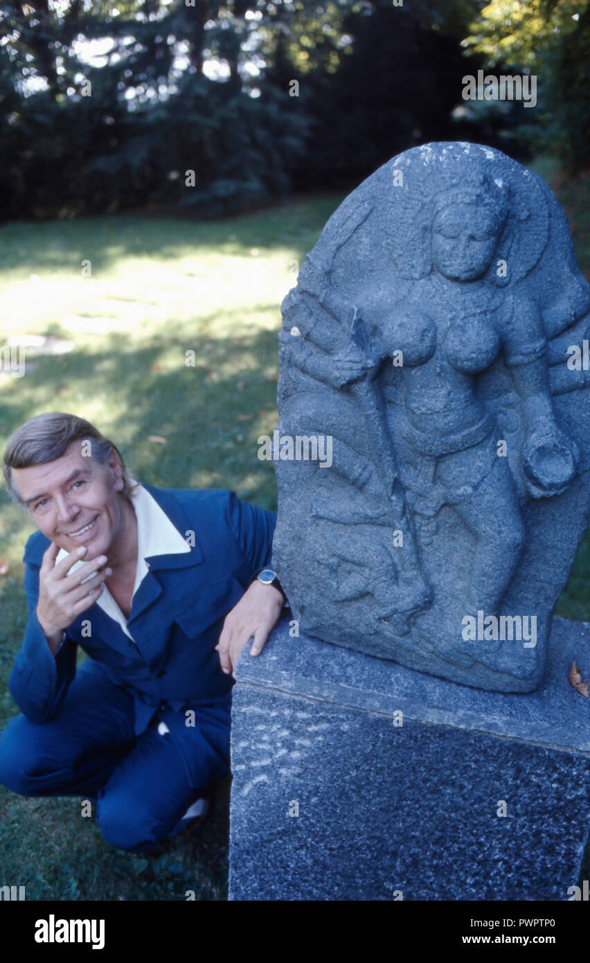 O. W. Fischer, österreichischer Schauspieler in seinem Garten, Schweiz ...