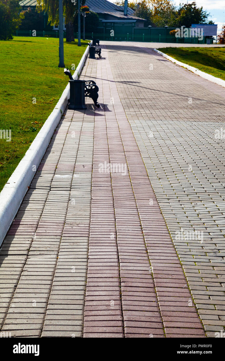 Classic garden benches hi-res stock photography and images - Alamy