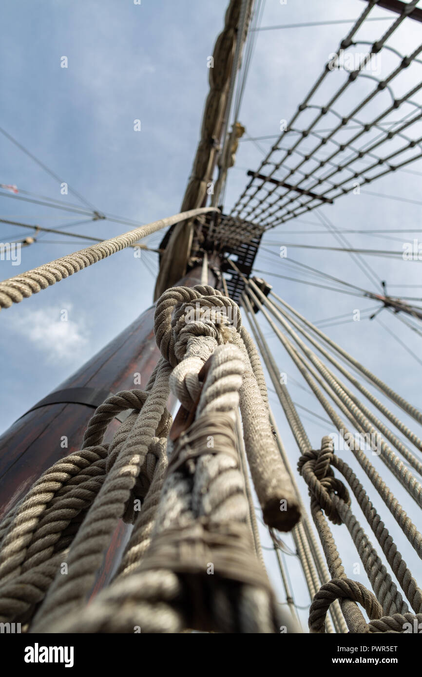 Rope pulley on sailing boat hi-res stock photography and images - Alamy