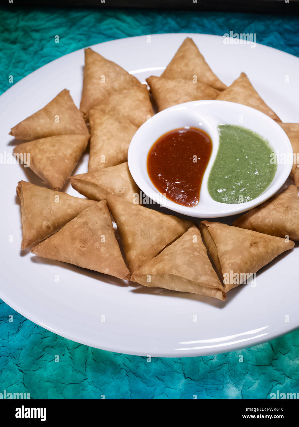 COCKTAIL SAMOSA WITH DATE CHUTNEY AND CORIANDER CHUTNEY Stock Photo - Alamy