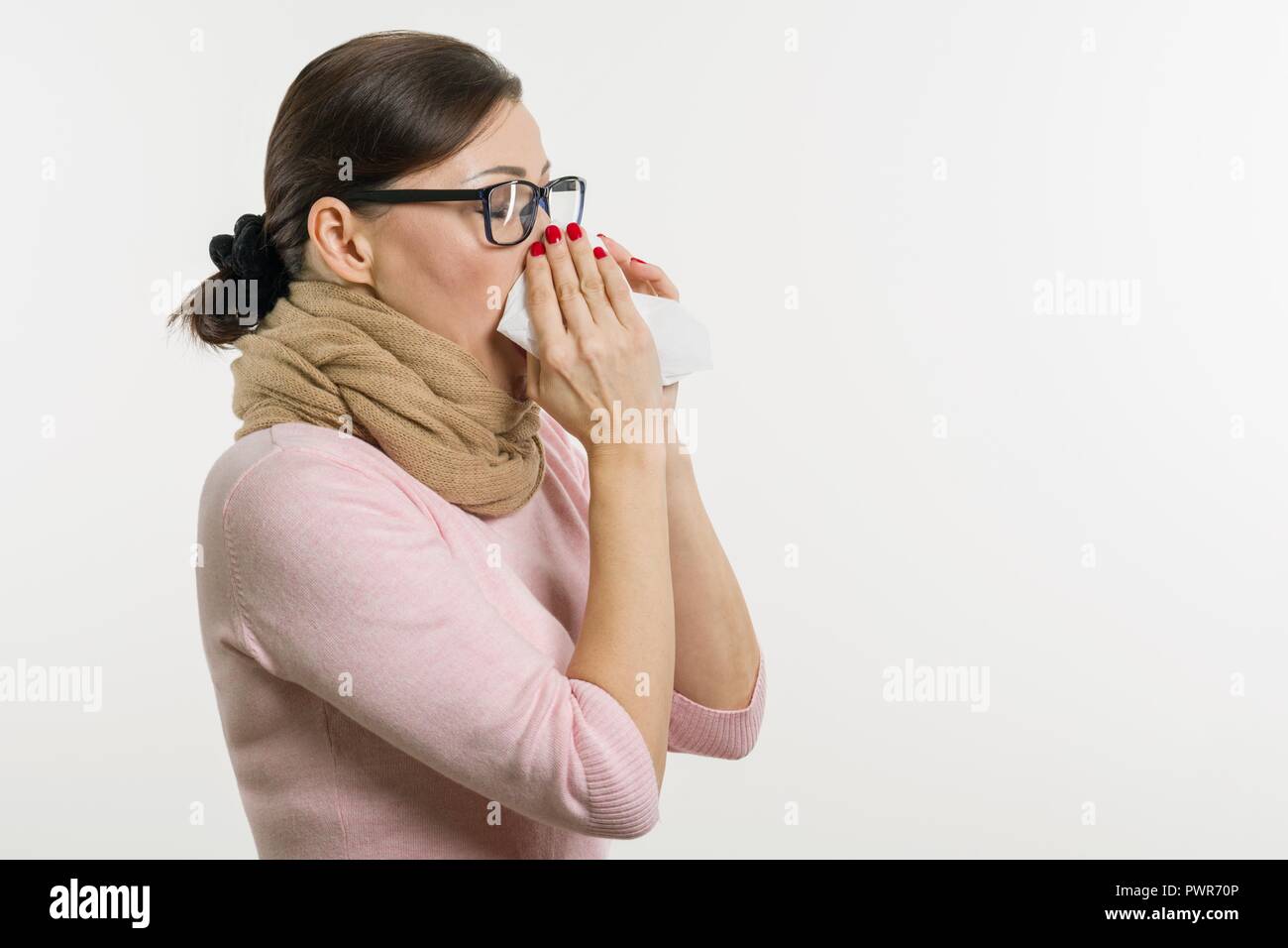 Sneeze tissue drops hi-res stock photography and images - Alamy