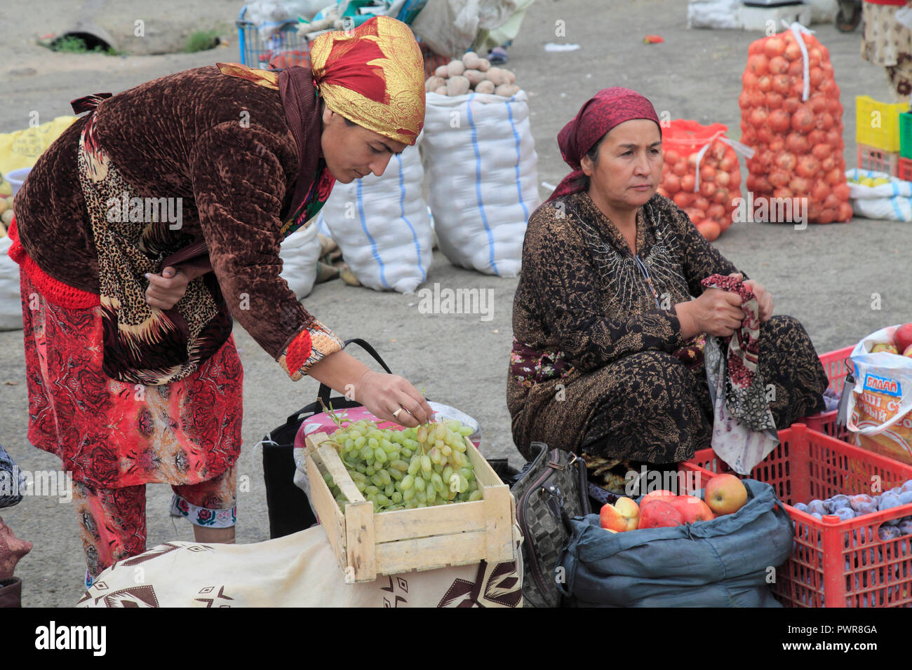 Samarkand uzbekistan people hi-res stock photography and images - Alamy
