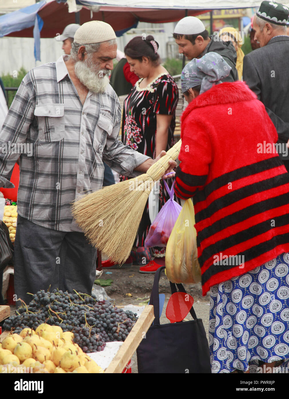 Uzbekistan, Samarkand, Siob Bazaar, market, food, people Stock Photo ...
