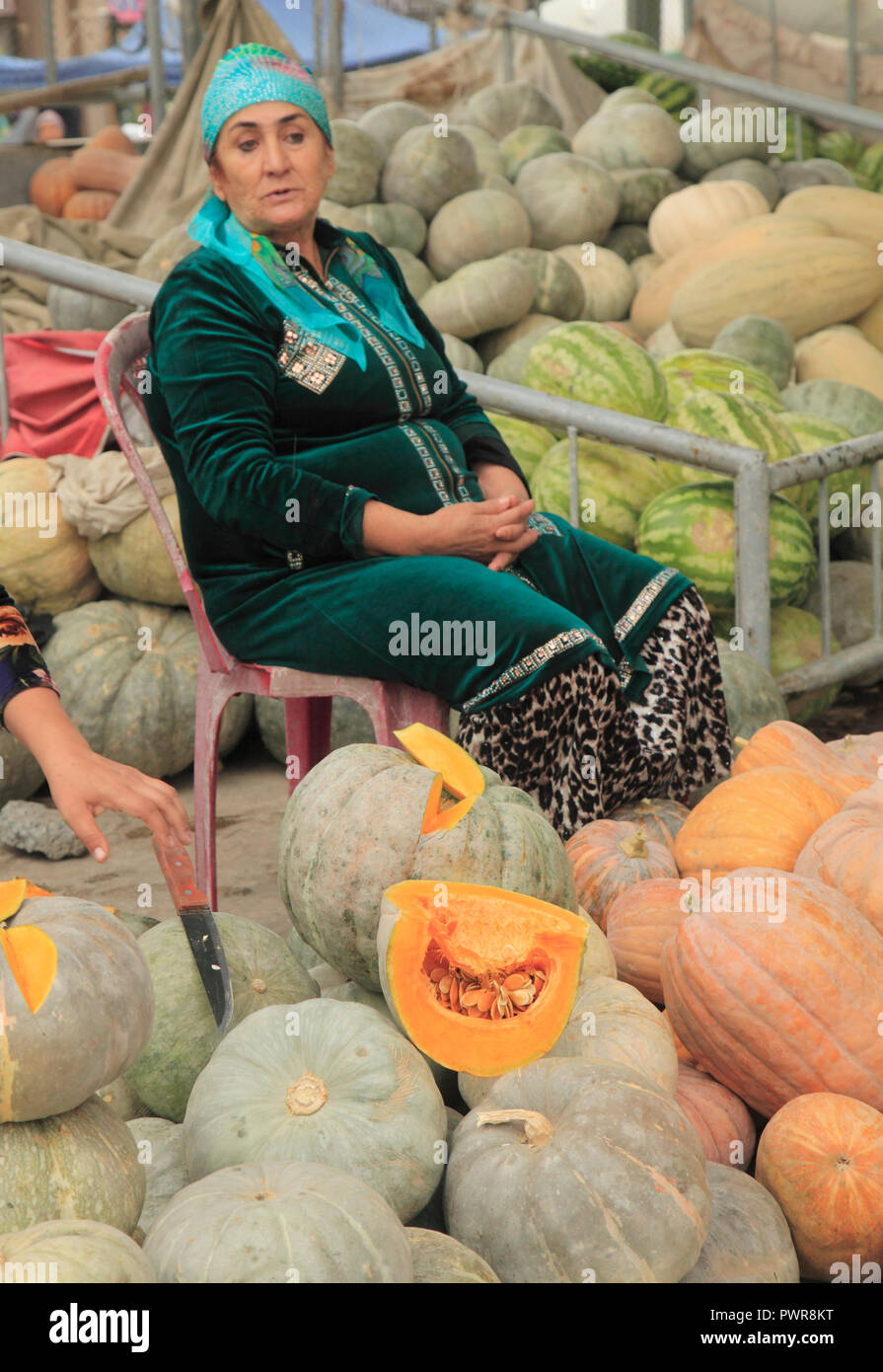 Uzbekistan, Samarkand, Siob Bazaar, market, food, people; melons Stock ...