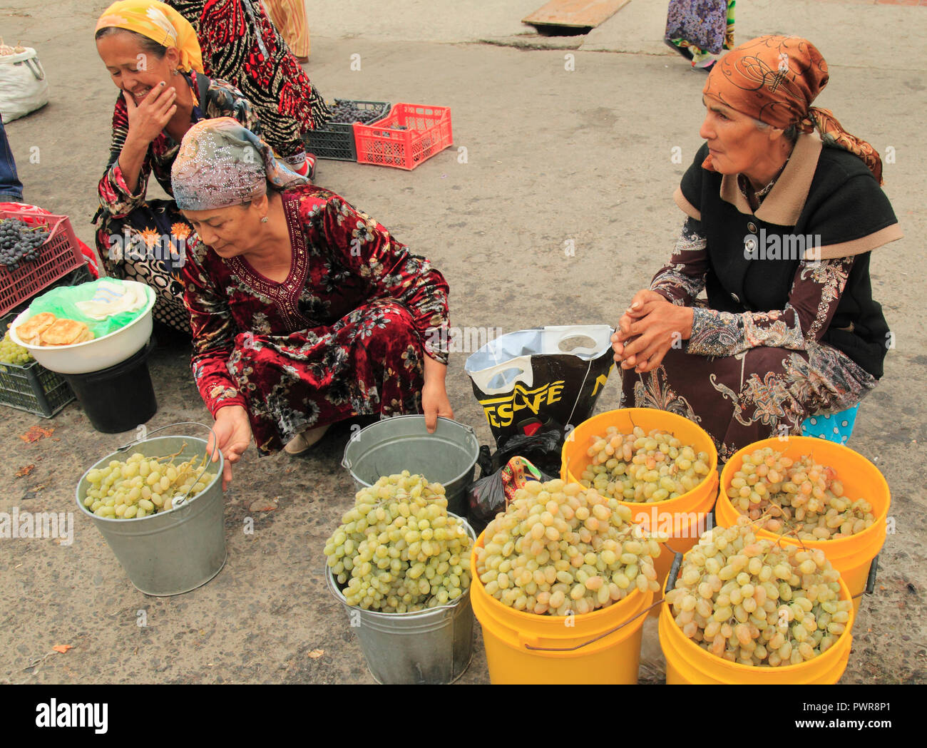 Uzbekistan, Samarkand, Siob Bazaar, market, food, people; grapes, women ...