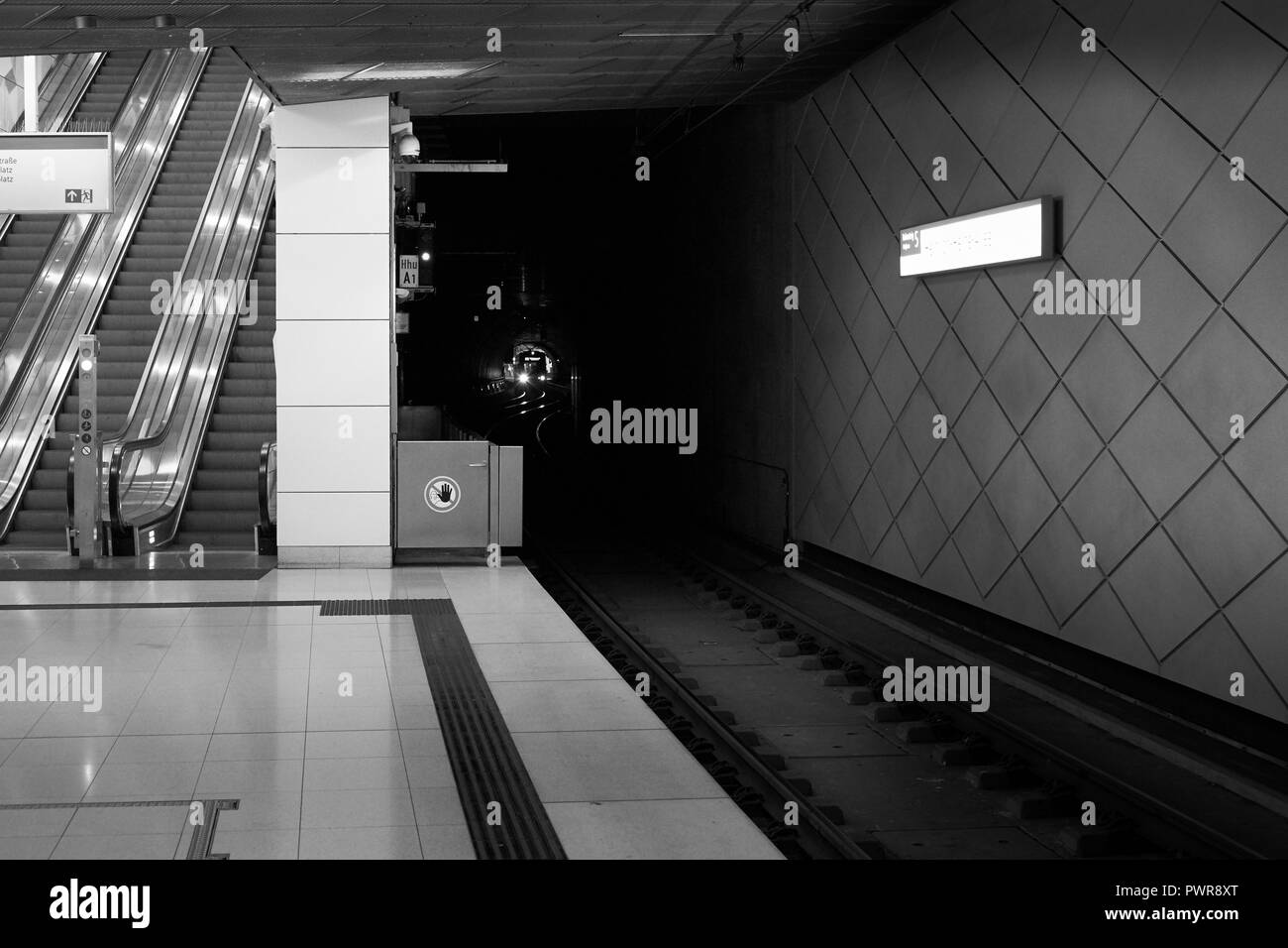 Nyc mta u bahn hi-res stock photography and images - Alamy