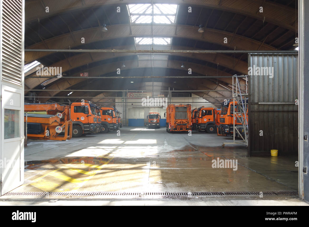 Wien, Garage der Müllabfuhr (MA48 Stock Photo - Alamy