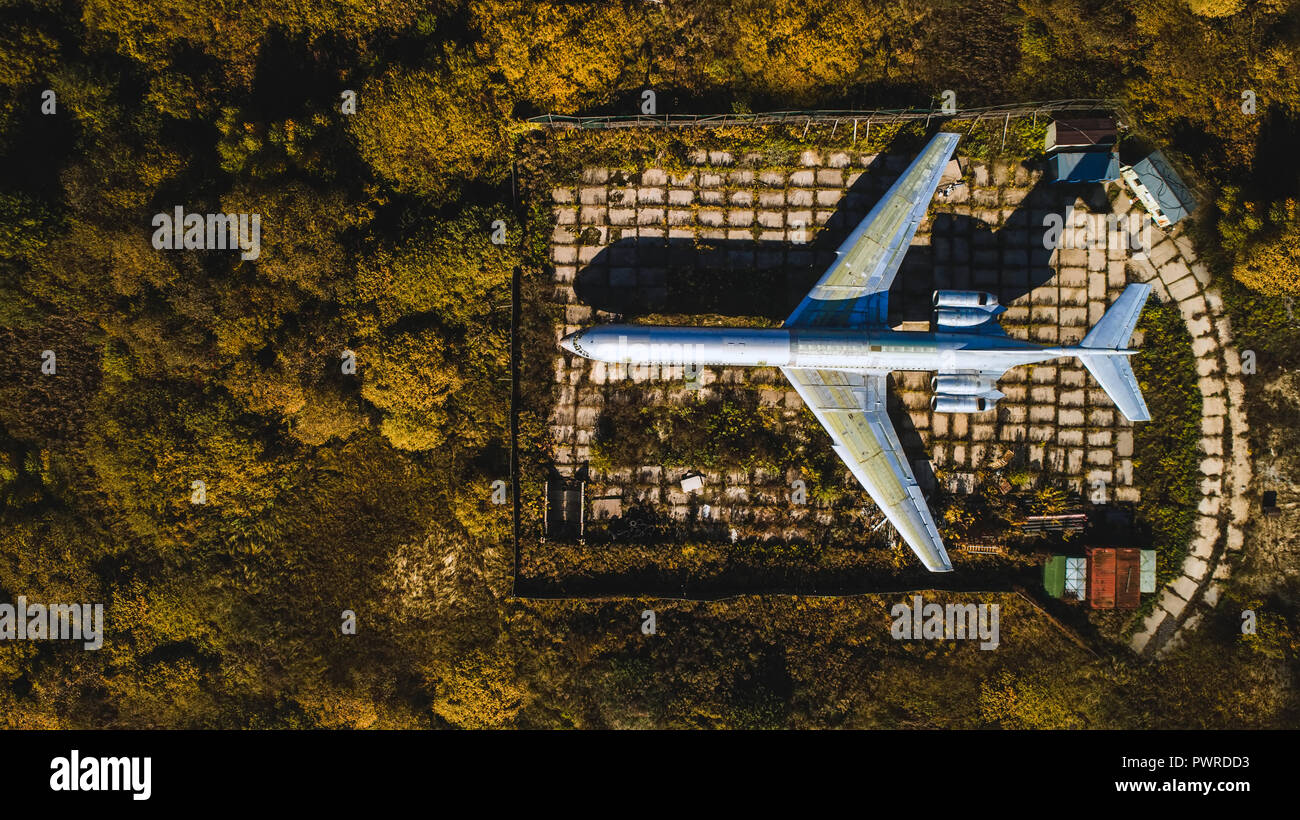 Aircraft flying over forest hi-res stock photography and images - Alamy