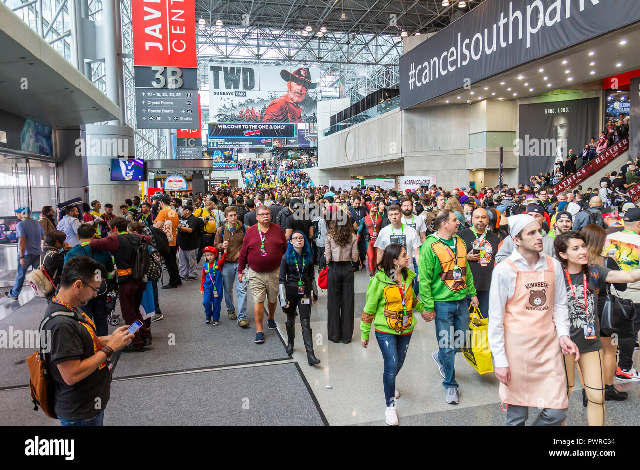 Crowd visitors fans new york hi-res stock photography and images - Alamy