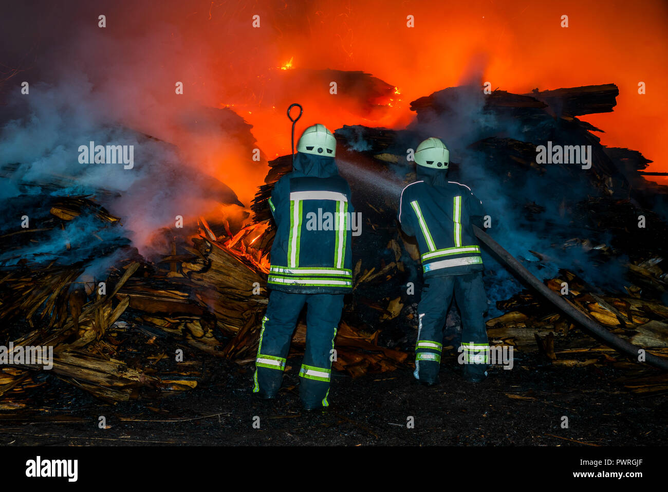 fireman extinguish the fire Stock Photo - Alamy