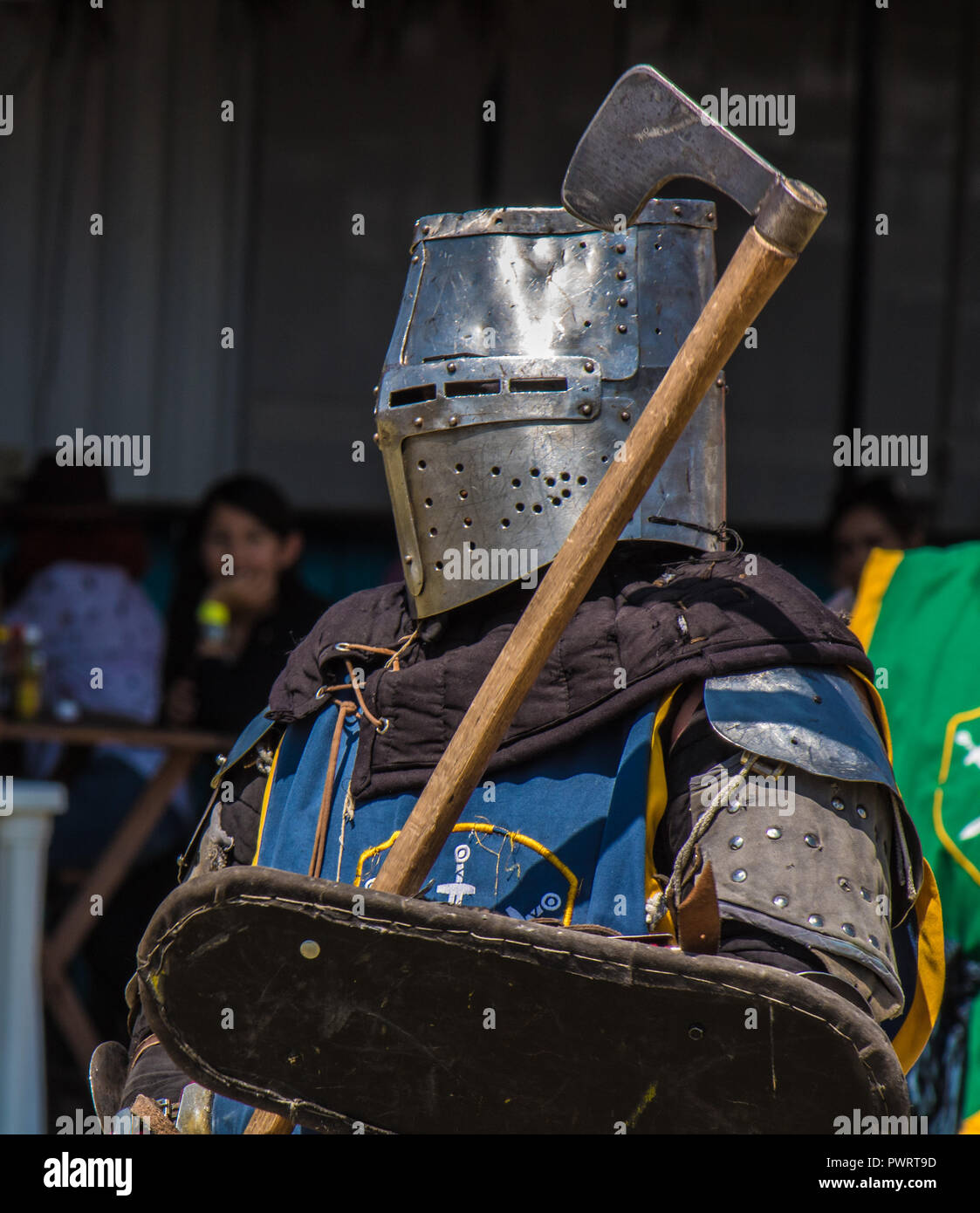 Medieval knights fighting hi-res stock photography and images - Alamy