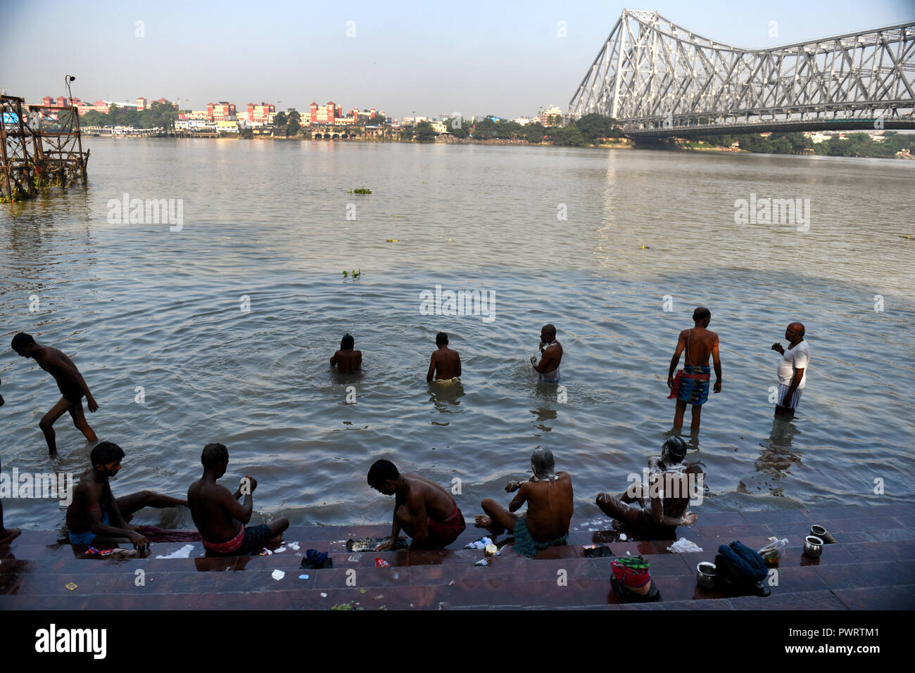 Kolkata, India. 16th Oct, 2018. Hindu people are making bathe with ...