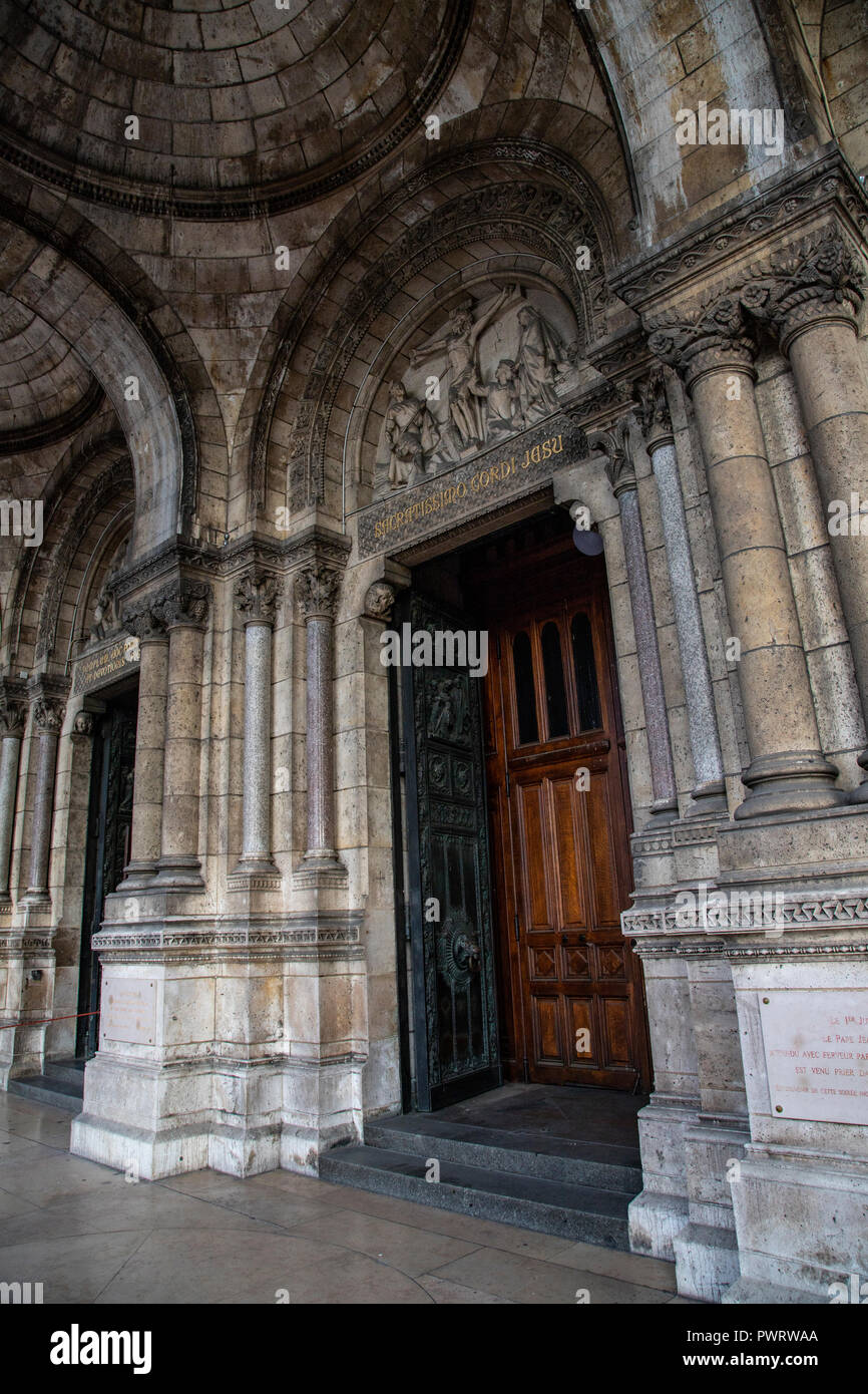 Ornate paris door at sacre coeur hi-res stock photography and images ...