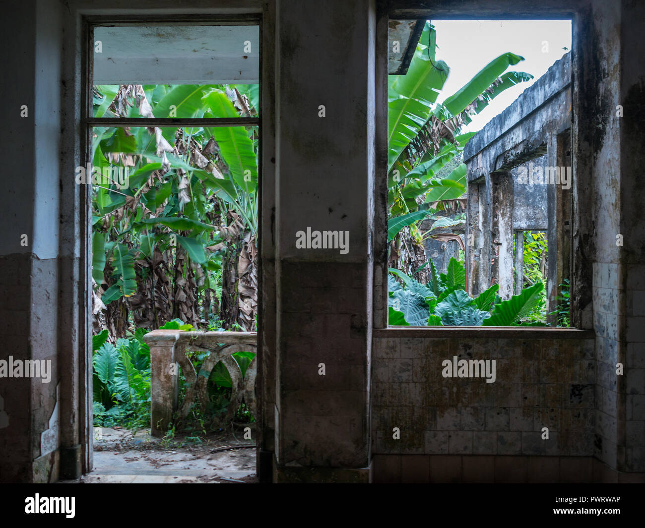 Hospital building ruin hi-res stock photography and images - Alamy