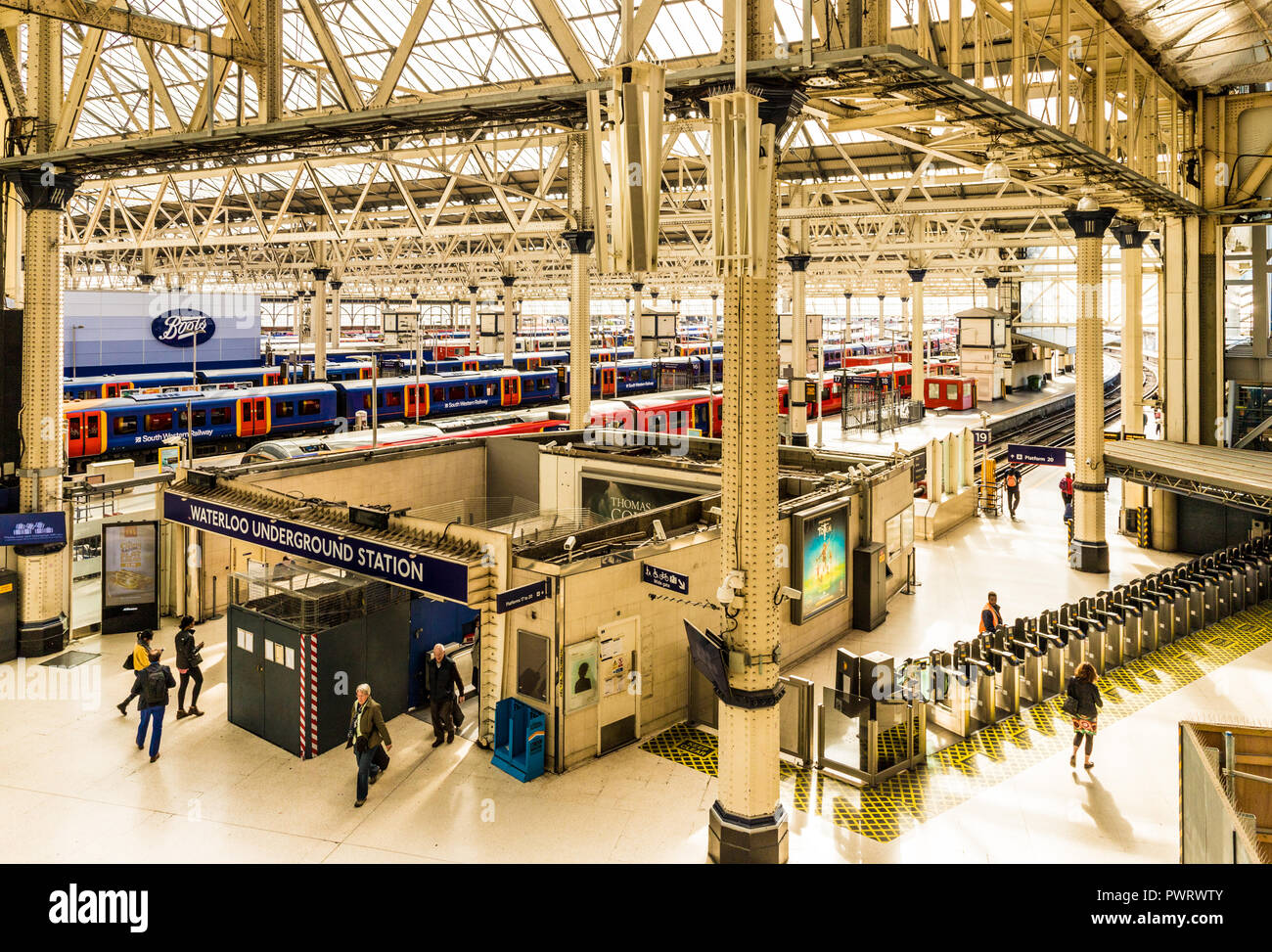 Waterloo underground station train tube hi-res stock photography and ...