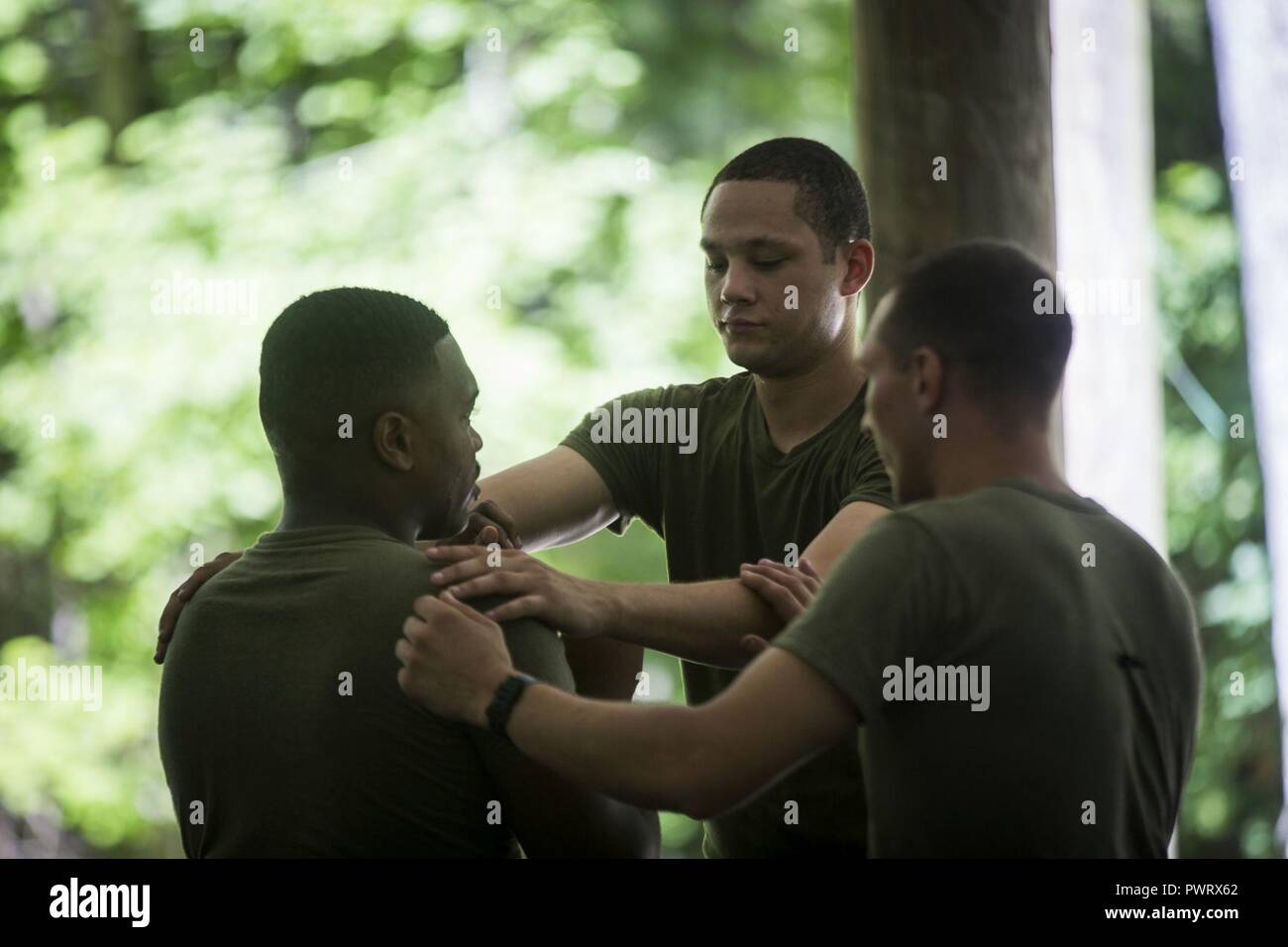 Choke holds hi-res stock photography and images - Alamy