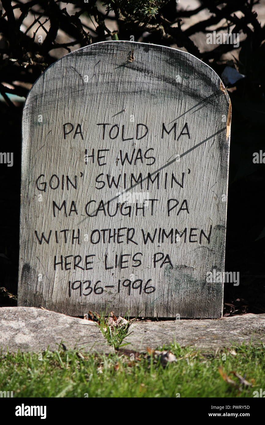Handmade tombstone Halloween lawn decoration with a scary epitaph "Pa ...