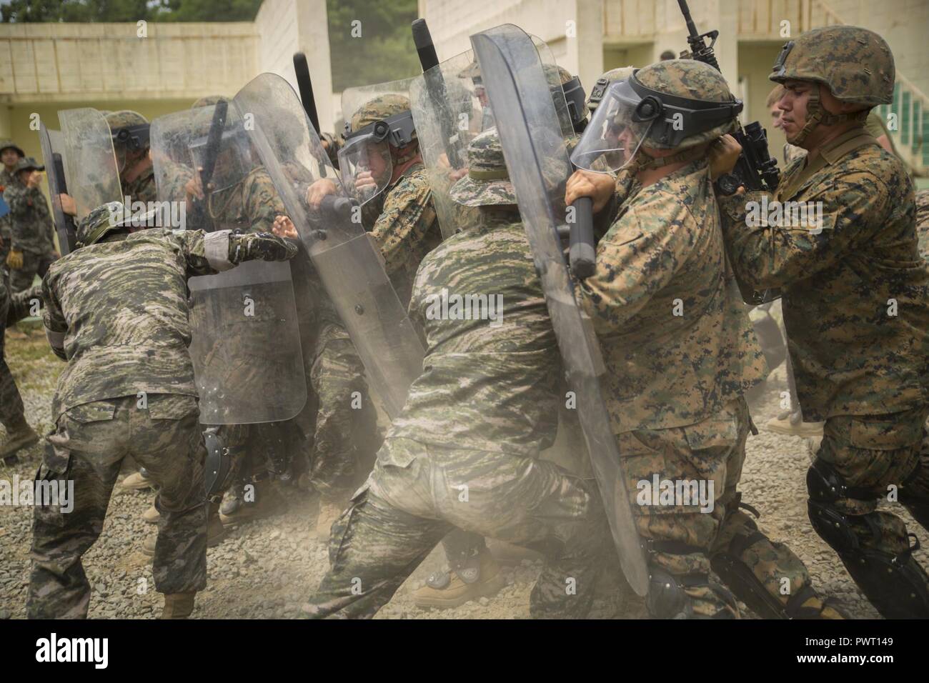 Military police Marines with Bravo Company, 3rd Law Enforcement ...