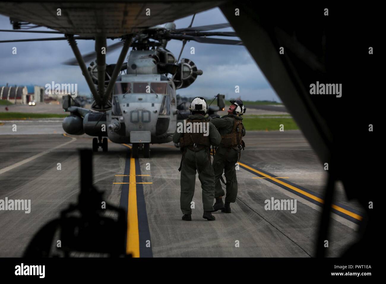 U.S. Marines with Heavy Helicopter Squadron 462 (HMH-462), 3rd Marine ...