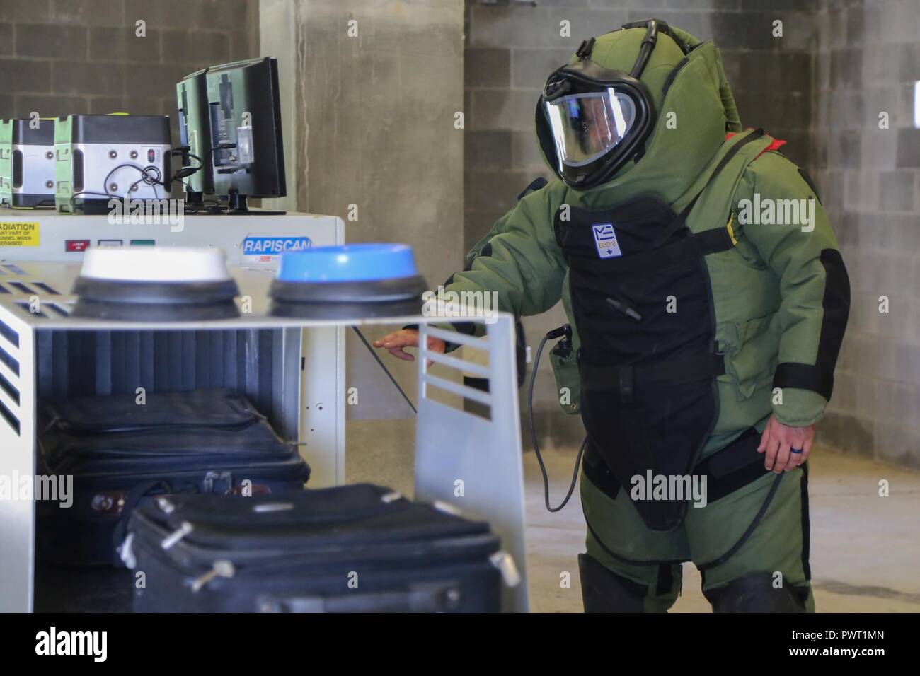 Eod 8 bomb suit hi-res stock photography and images - Alamy