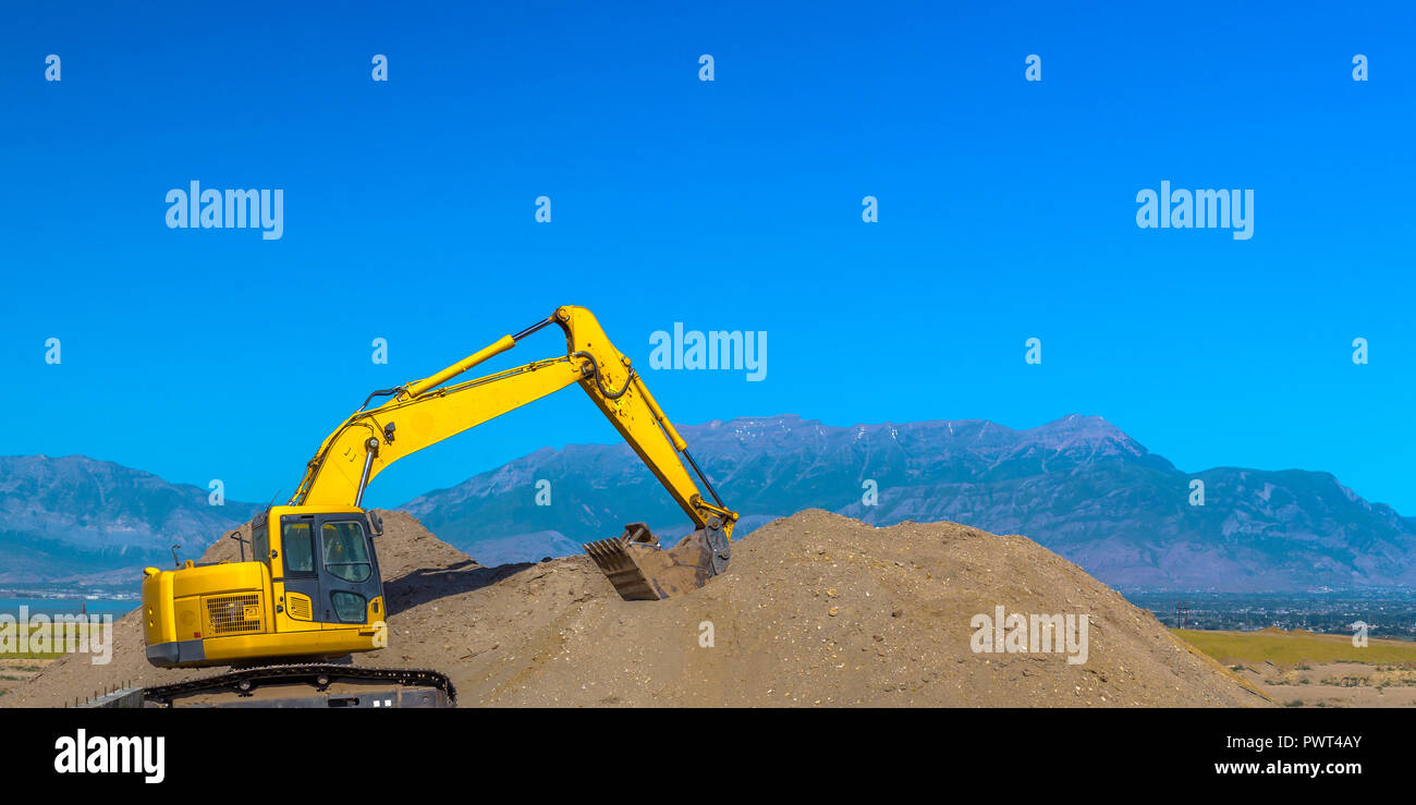 Excavator scooping up dirt in Eagle Mountain Utah Stock Photo - Alamy