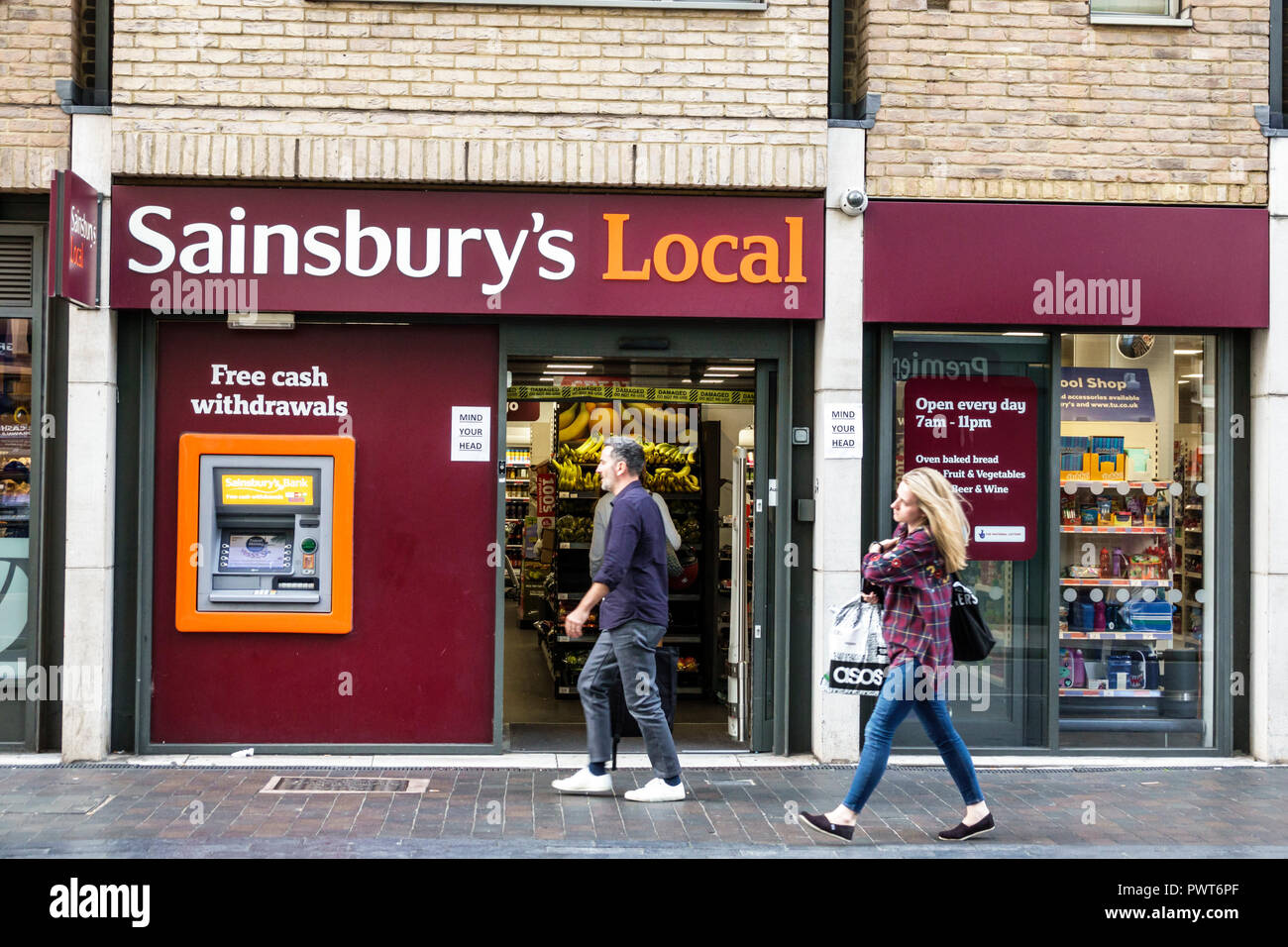Convenience Store Exterior Stock Photos & Convenience Store Exterior ...