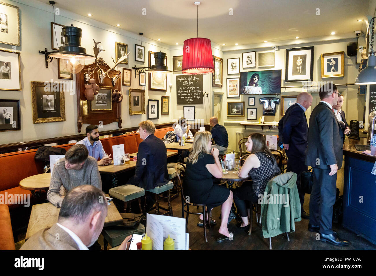 Pub uk interior hi-res stock photography and images - Alamy