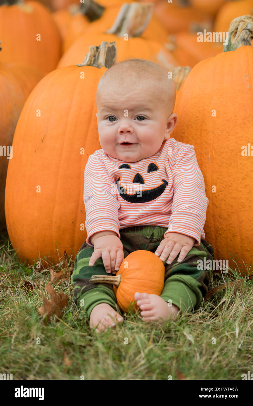 Smile pose autumn fall hi-res stock photography and images - Alamy