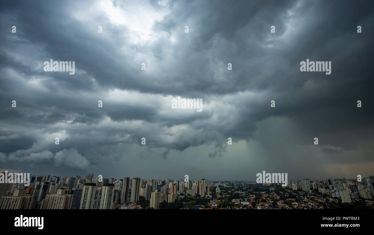 Rains skyscraper hi-res stock photography and images - Alamy