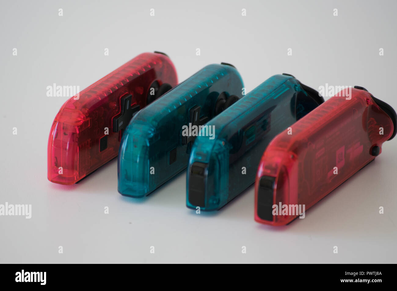 Nintendo joy con hi-res stock photography and images - Alamy