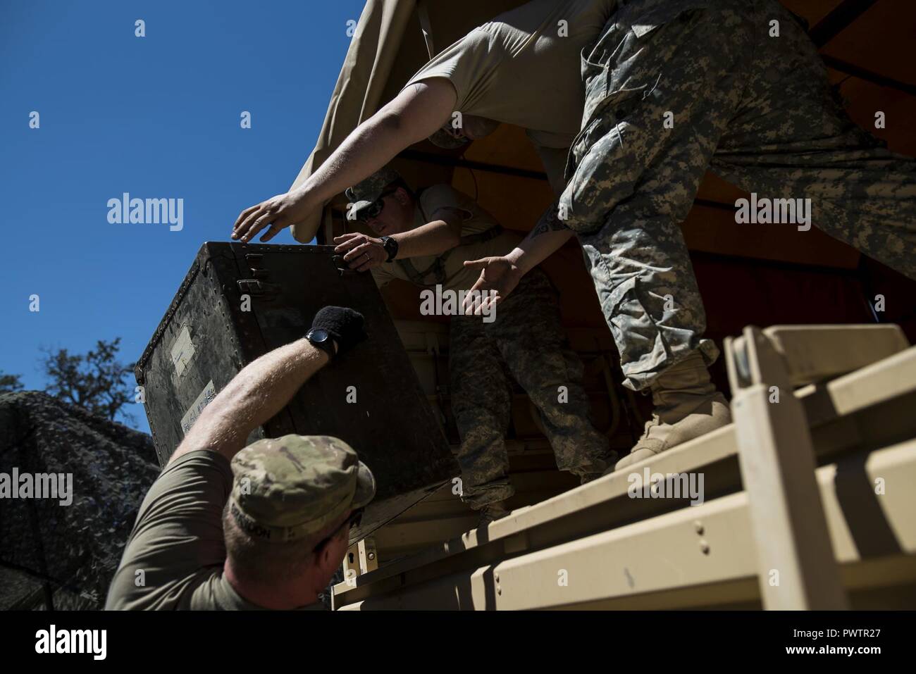 U.S. Army Reserve Soldiers from the 384th Military Police Battalion ...